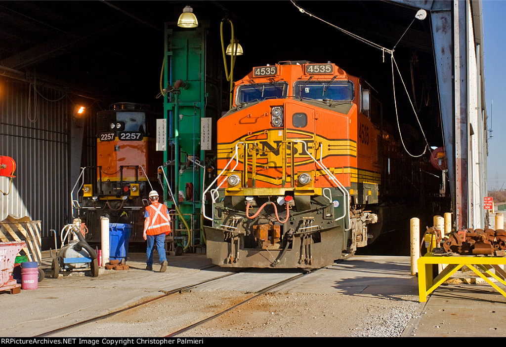 BNSF 4535 and BNSF 2257
